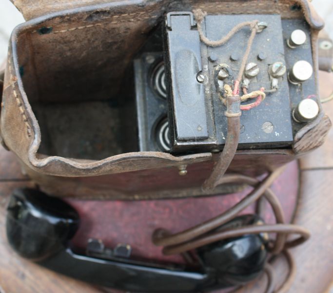 WW2 US field telephone EE-8 A in leather case – WW2 Militaria, Scale ...