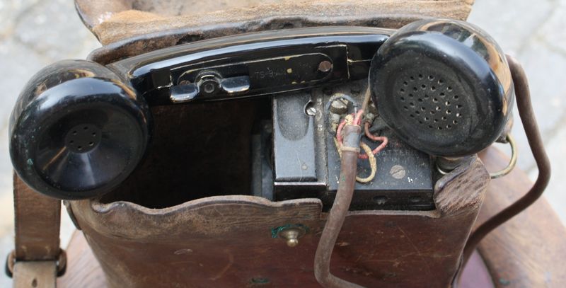 WW2 US field telephone EE-8 A in leather case – WW2 Militaria, Scale ...