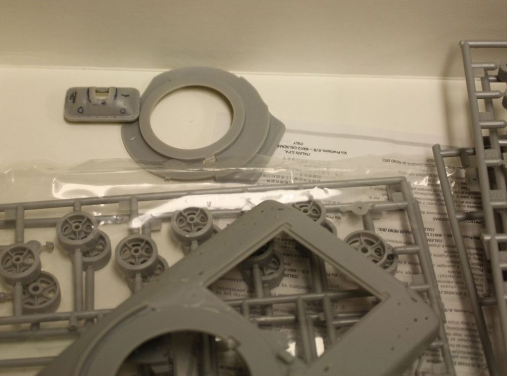 Sherman M4A1 75mm early version (2) – WW2 Militaria, Scale-models ...