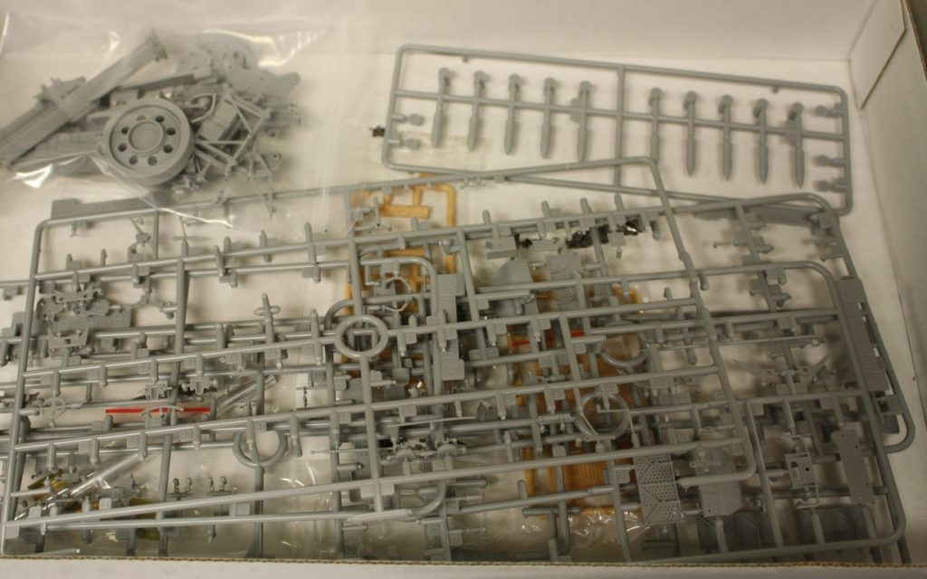 German sFH18 howitzer w/limber – WW2 Militaria, Scale-models, Books, etc.